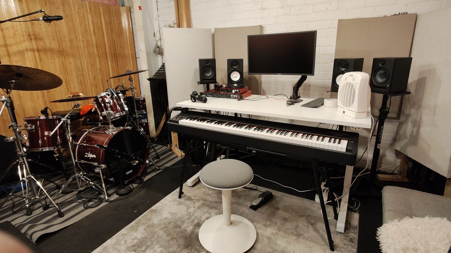 Studios – Guitar Tutor Commuter